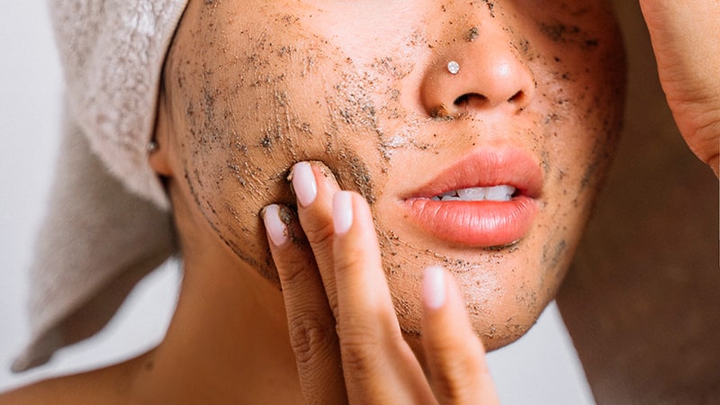 Cómo usar exfoliante corporal y facial | Sisneo Bioscience